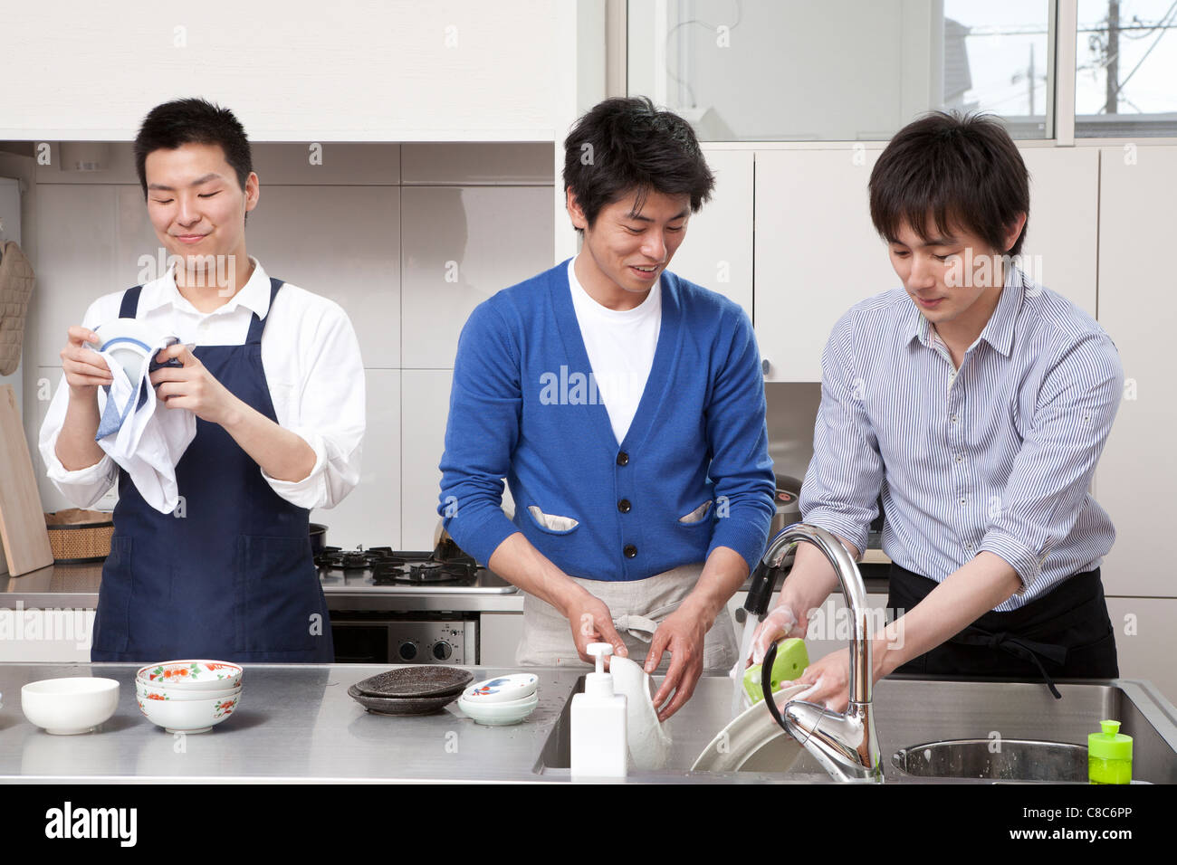 Men washing dishes hi-res stock photography and images - Alamy
