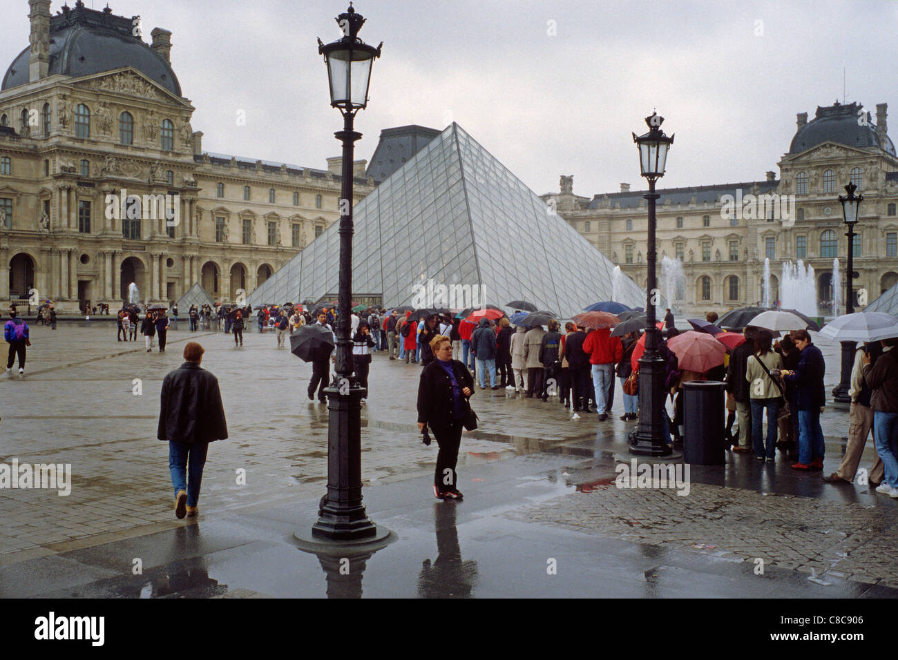 Queue people waiting in rain hi-res stock photography and images - Alamy