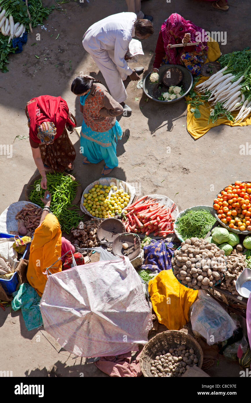 Women selling vegetables india hi-res stock photography and images - Alamy