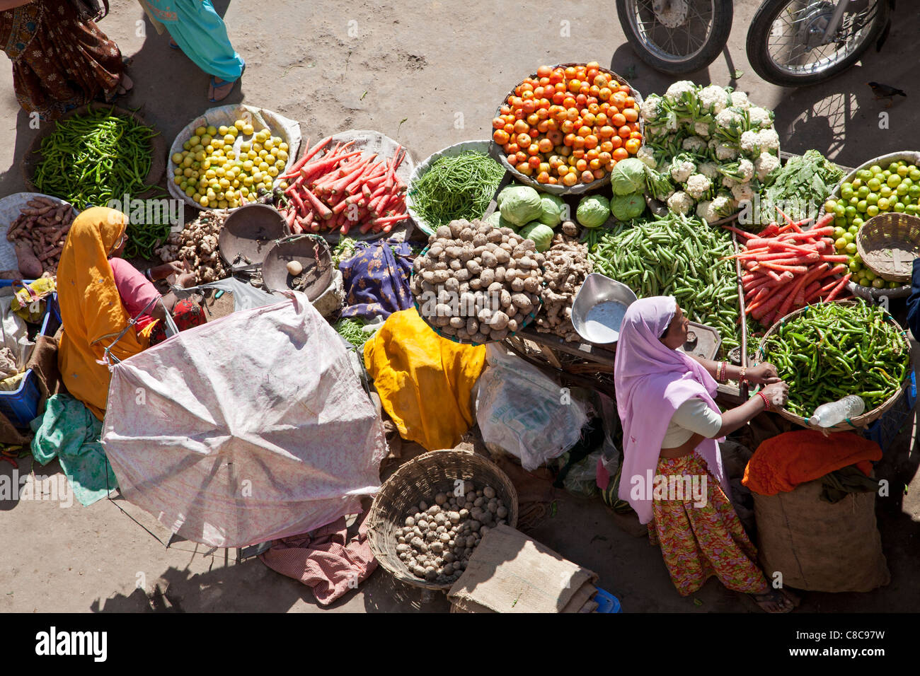 Women selling vegetables india hi-res stock photography and images - Alamy