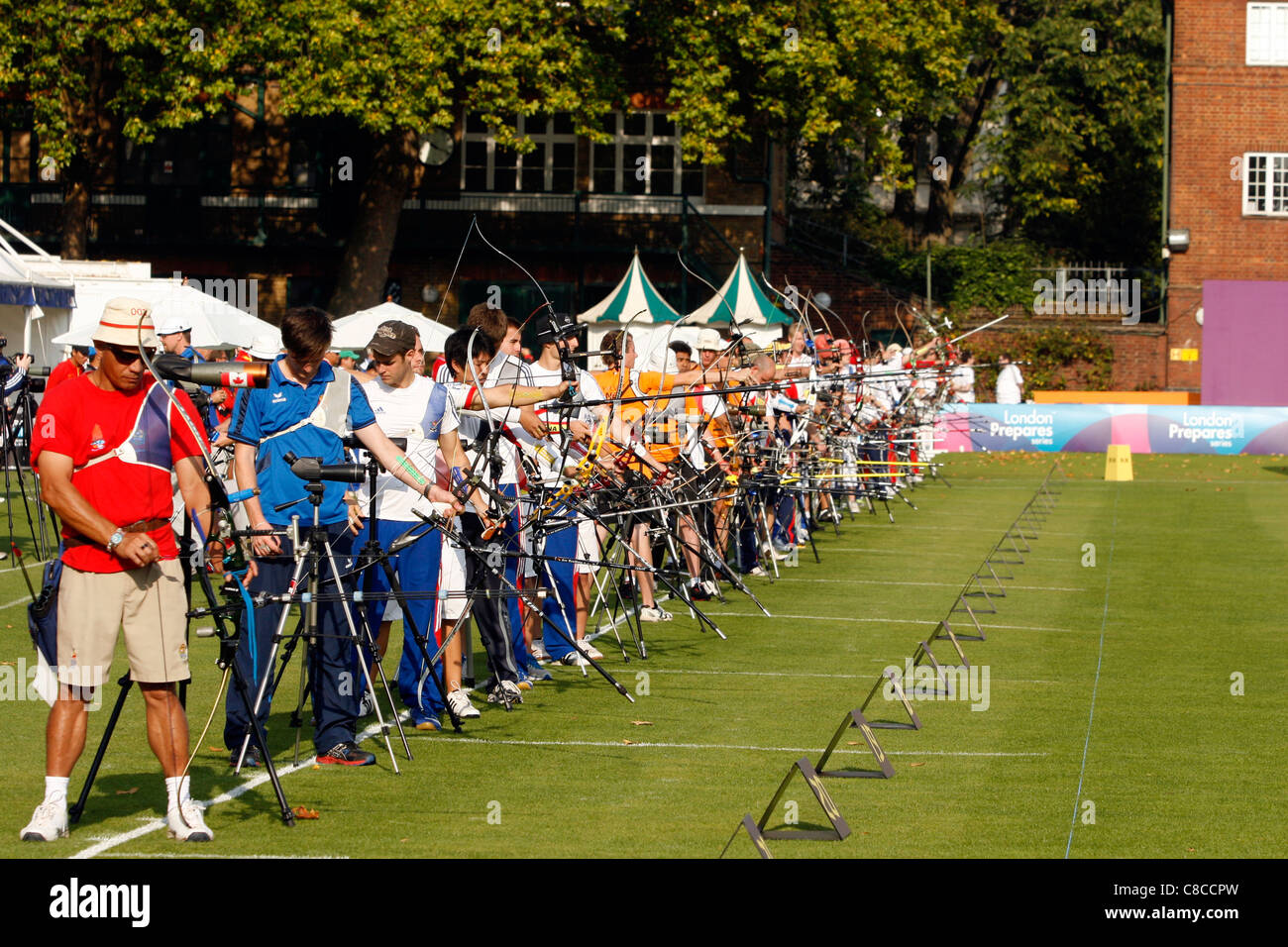 Bows and arrows hi-res stock photography and images - Alamy