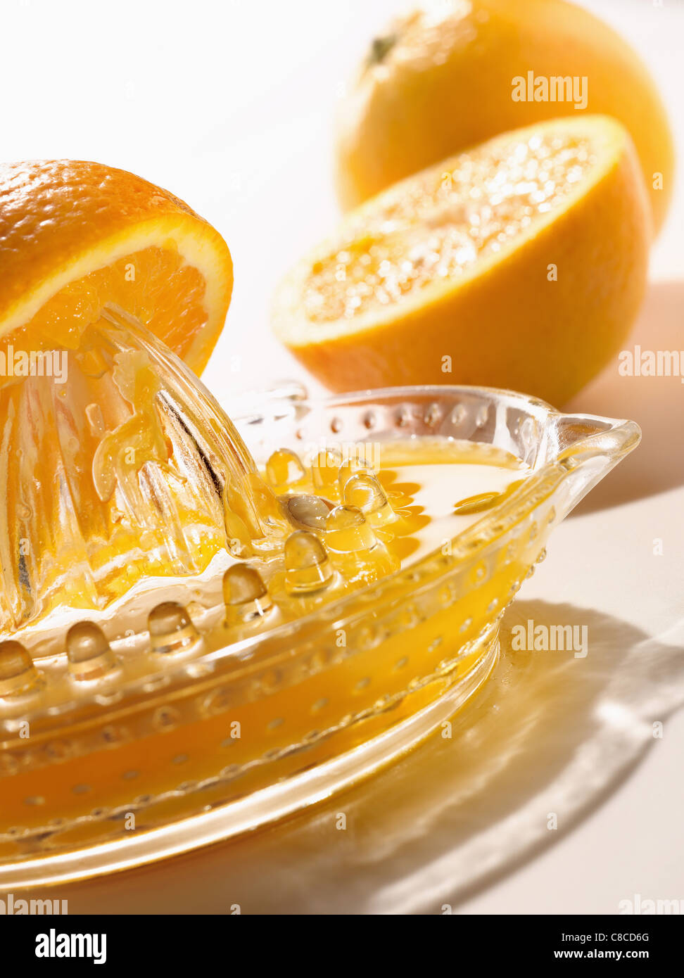 Squeezing fresh orange juice Stock Photo - Alamy