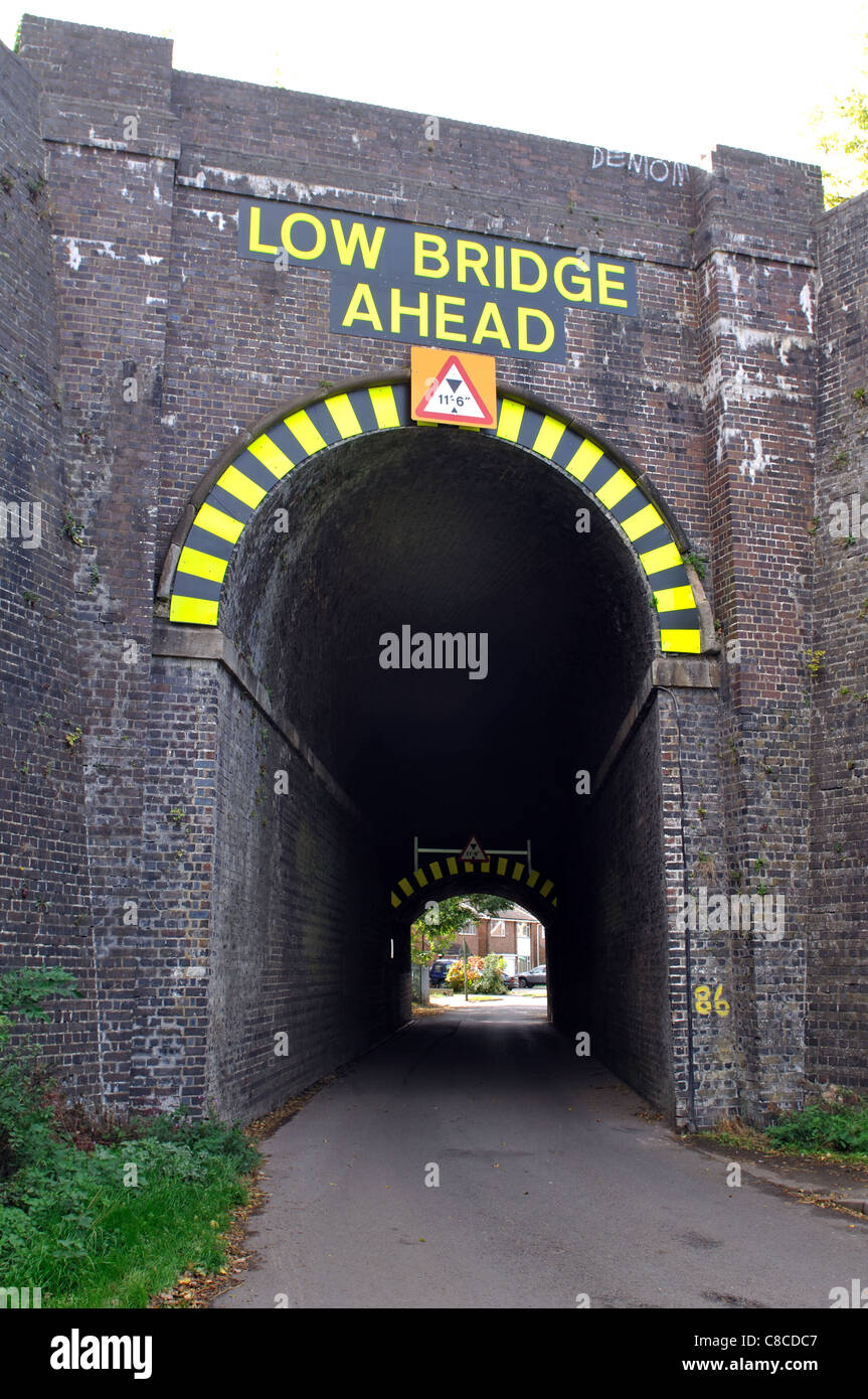 Low bridge ahead warning, Hillmorton, Warwickshire, UK Stock Photo - Alamy