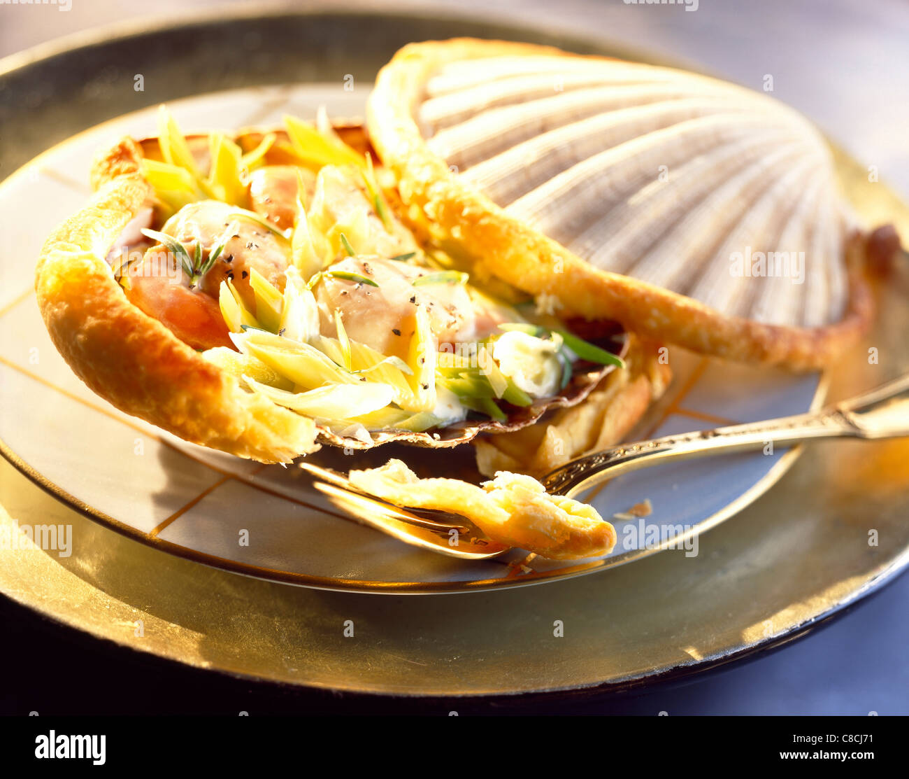 Scallops with vegetables Stock Photo - Alamy