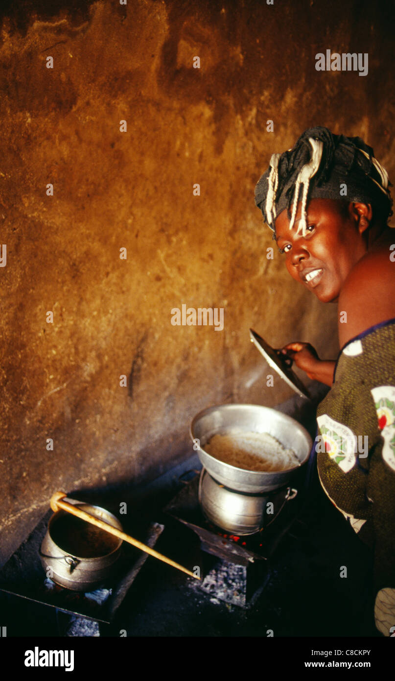 Woman cooking in a kitchen in Mali Stock Photo - Alamy
