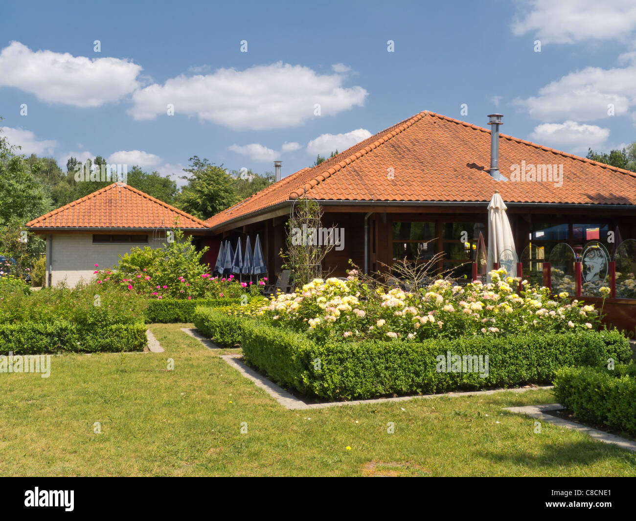 Outdoor cafeteria hi-res stock photography and images - Alamy