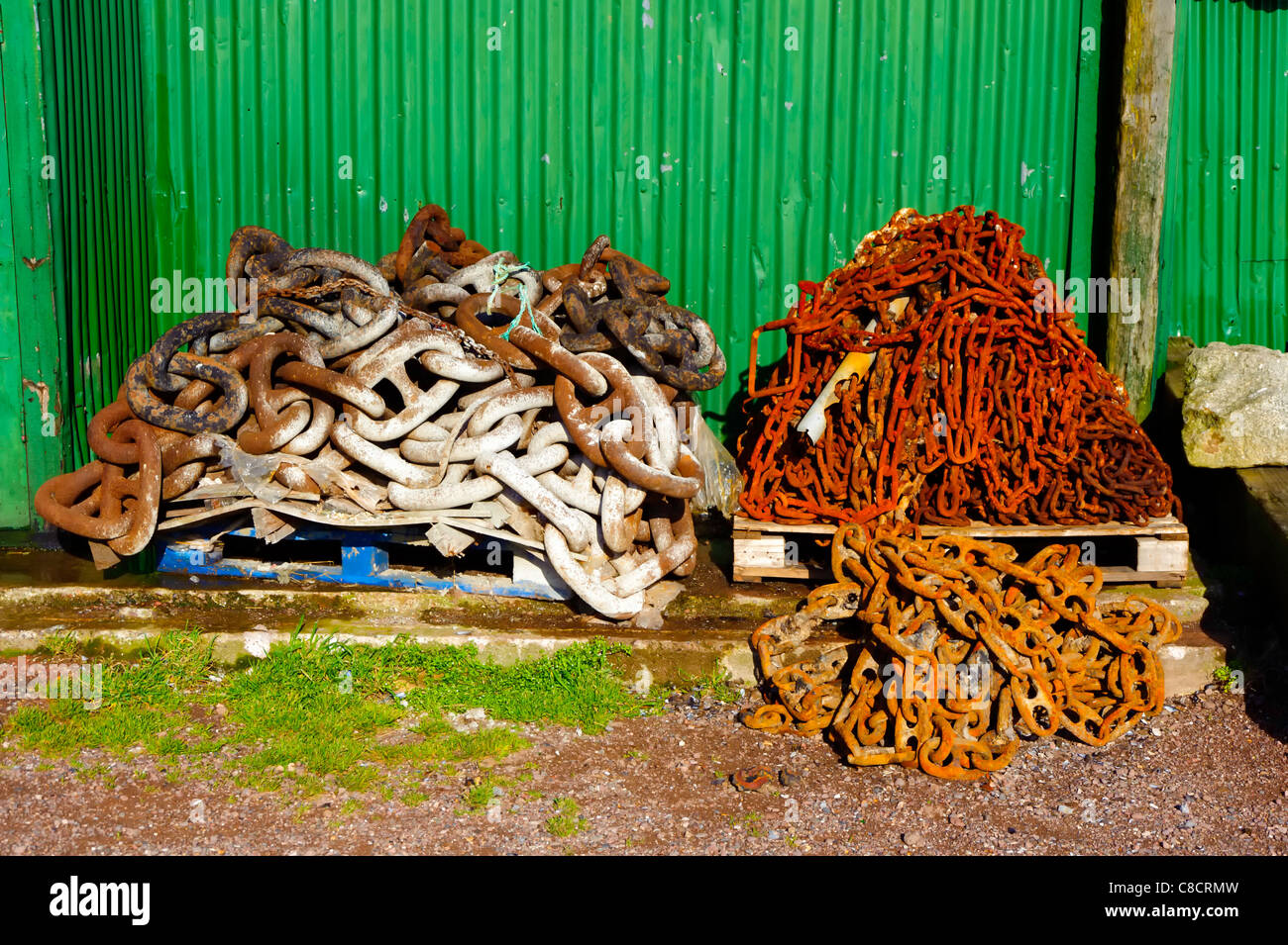 Rusty chains hi-res stock photography and images - Alamy