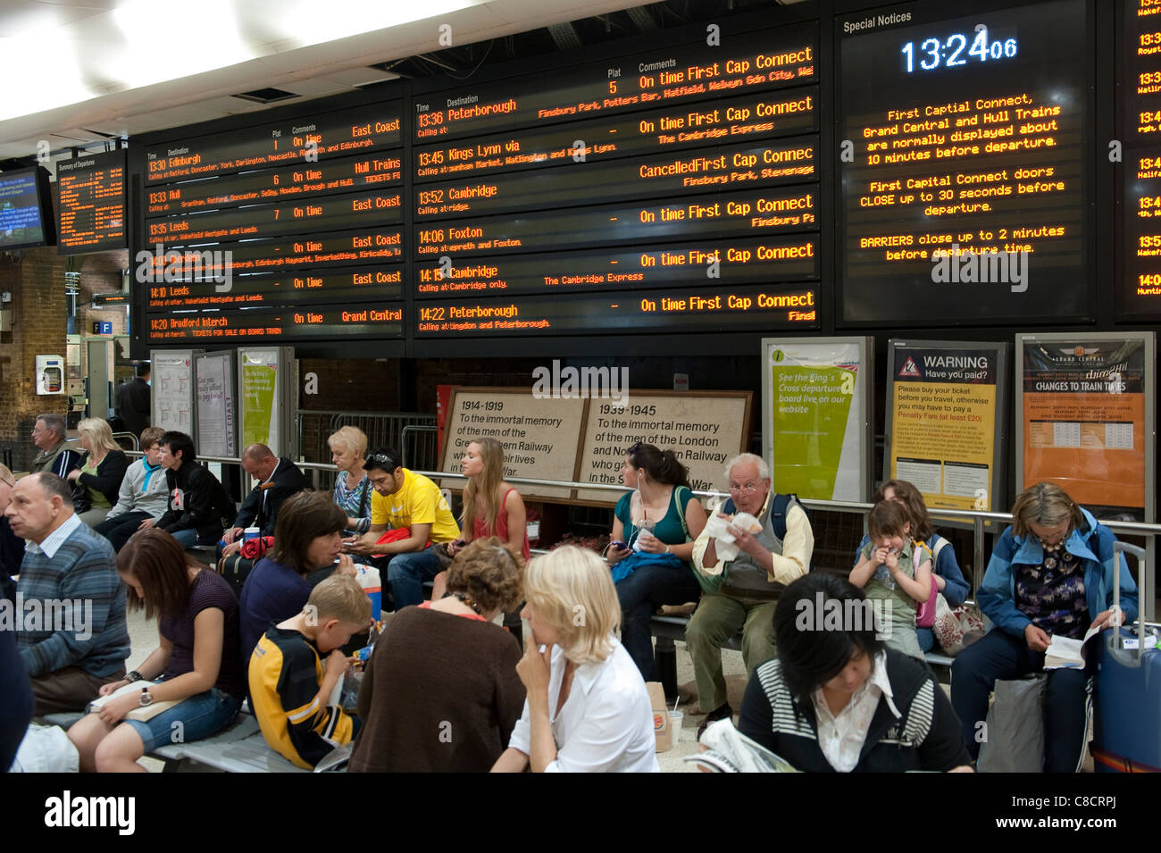 On concourse kings cross station hi-res stock photography and images ...