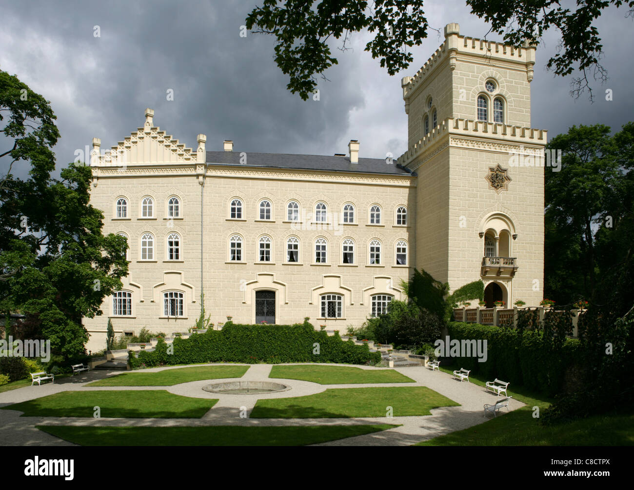 Tudor gothic hi-res stock photography and images - Alamy