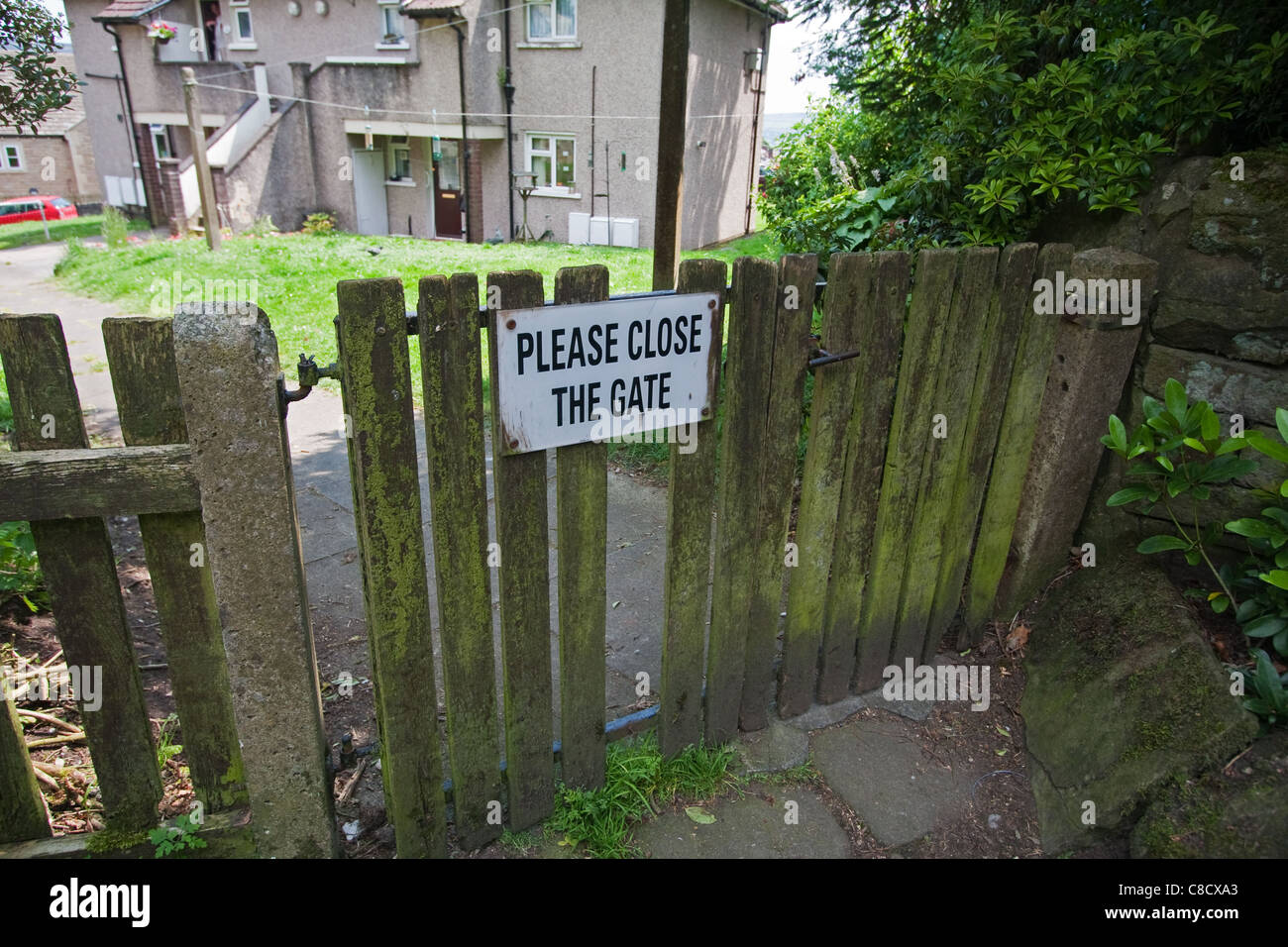Please close the gate sign Stock Photo - Alamy