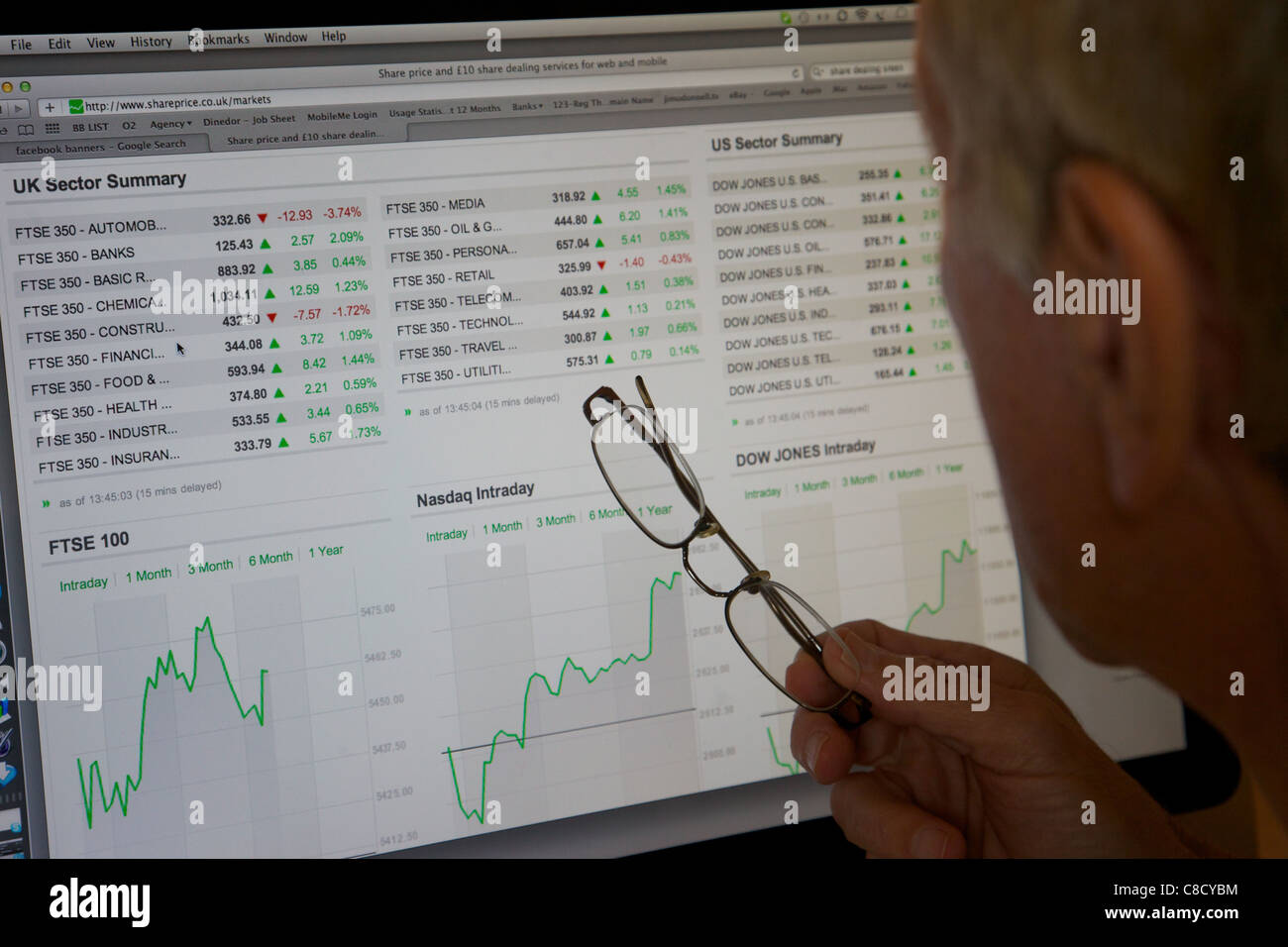 Apple shares fall hi-res stock photography and images - Alamy