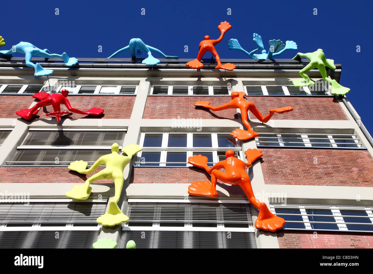 "Flossis", sculptures of German artiest Rosalie. Big colored figures ...