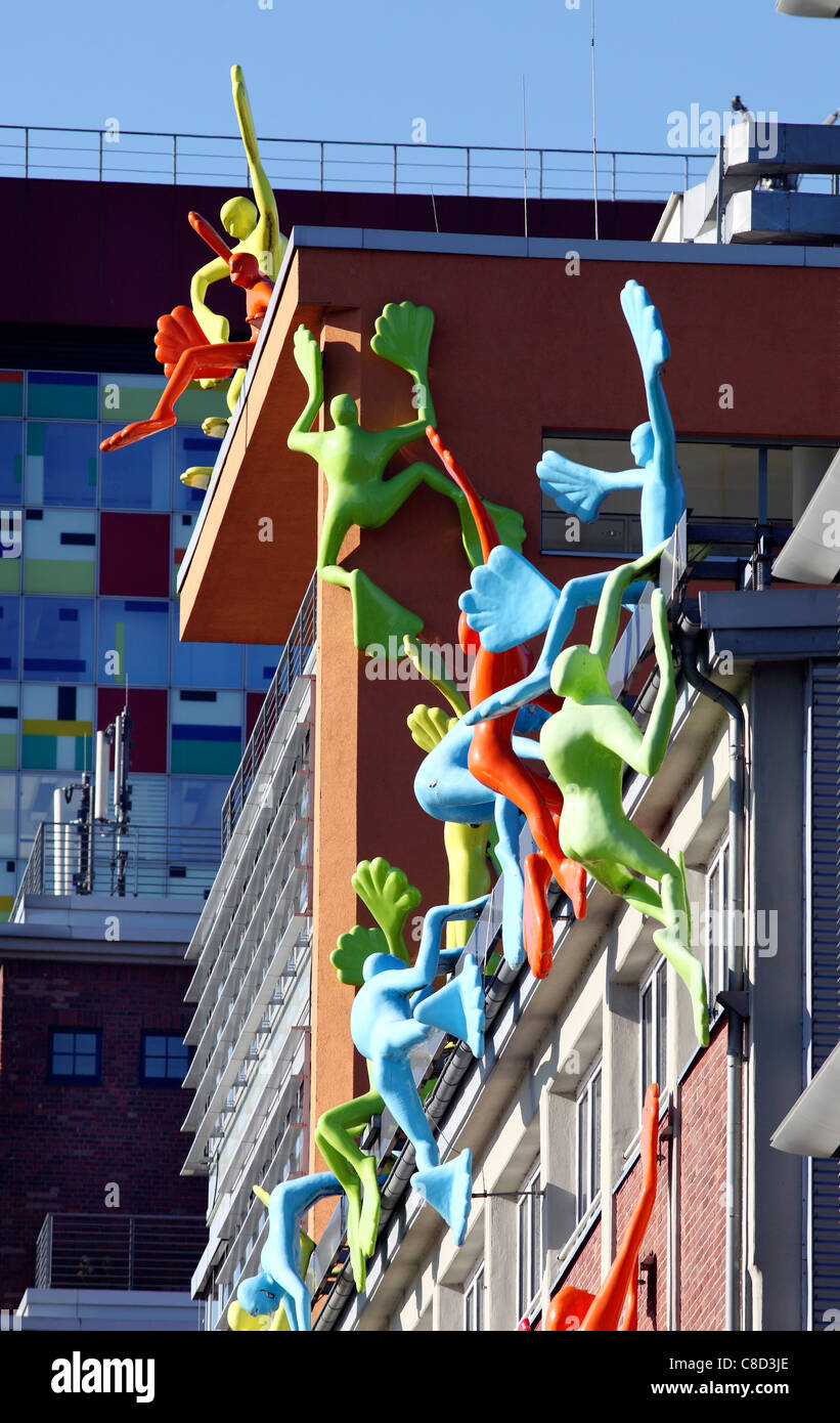 "Flossis", sculptures of German artiest Rosalie. Big colored figures ...