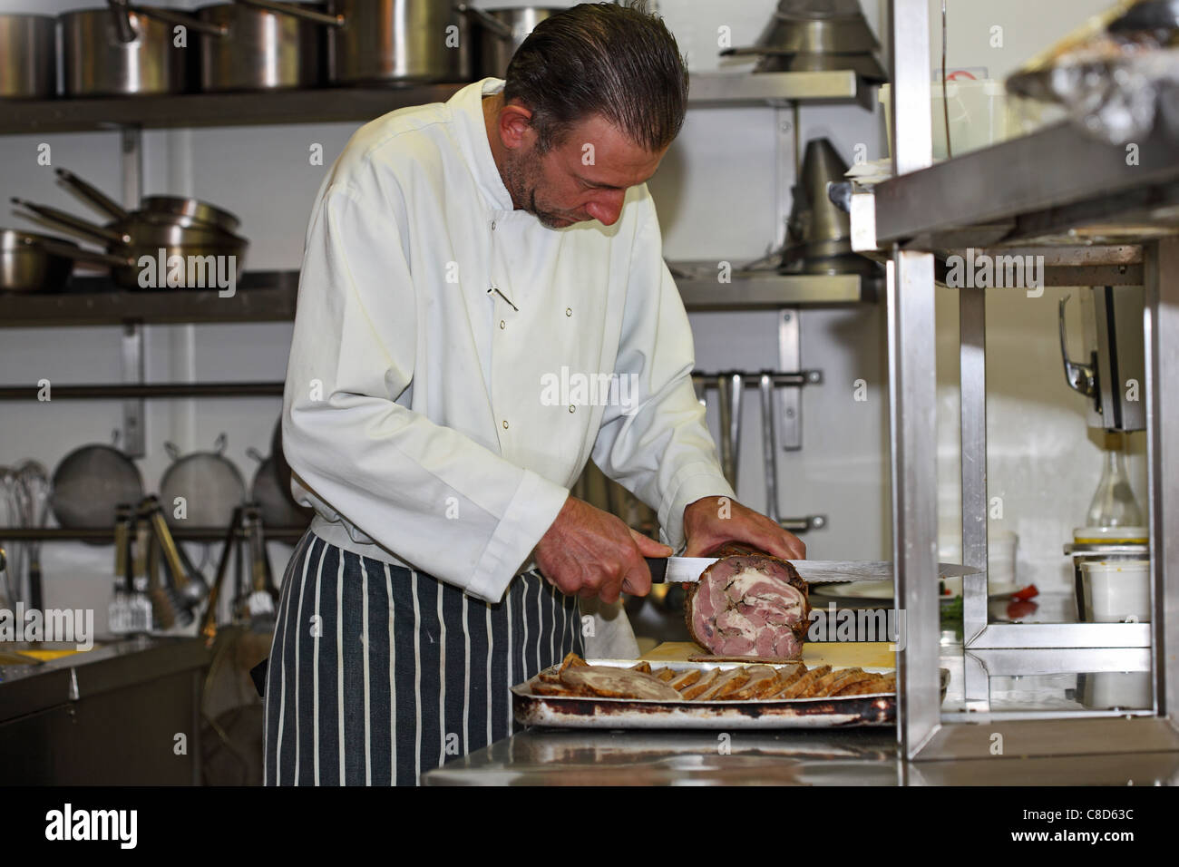 Carving meat restaurant hi-res stock photography and images - Alamy