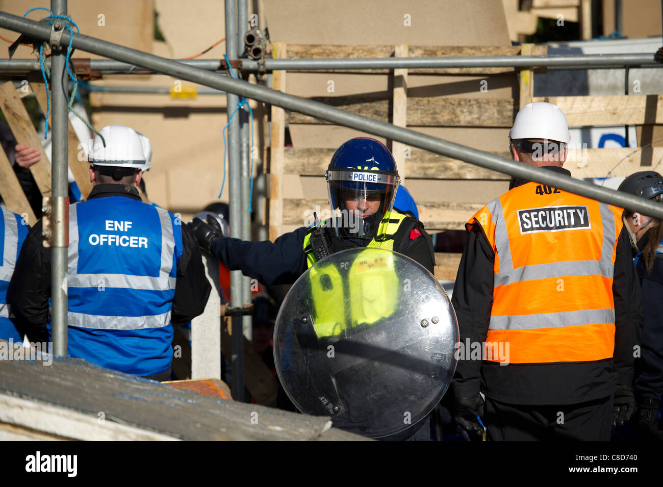 Police officer in riot gear hi-res stock photography and images - Alamy