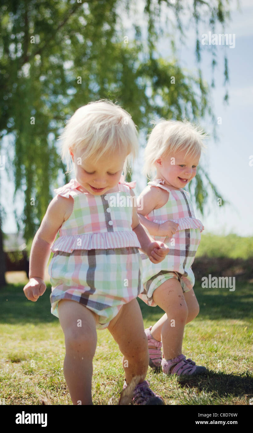 Identical twins children hi-res stock photography and images - Alamy