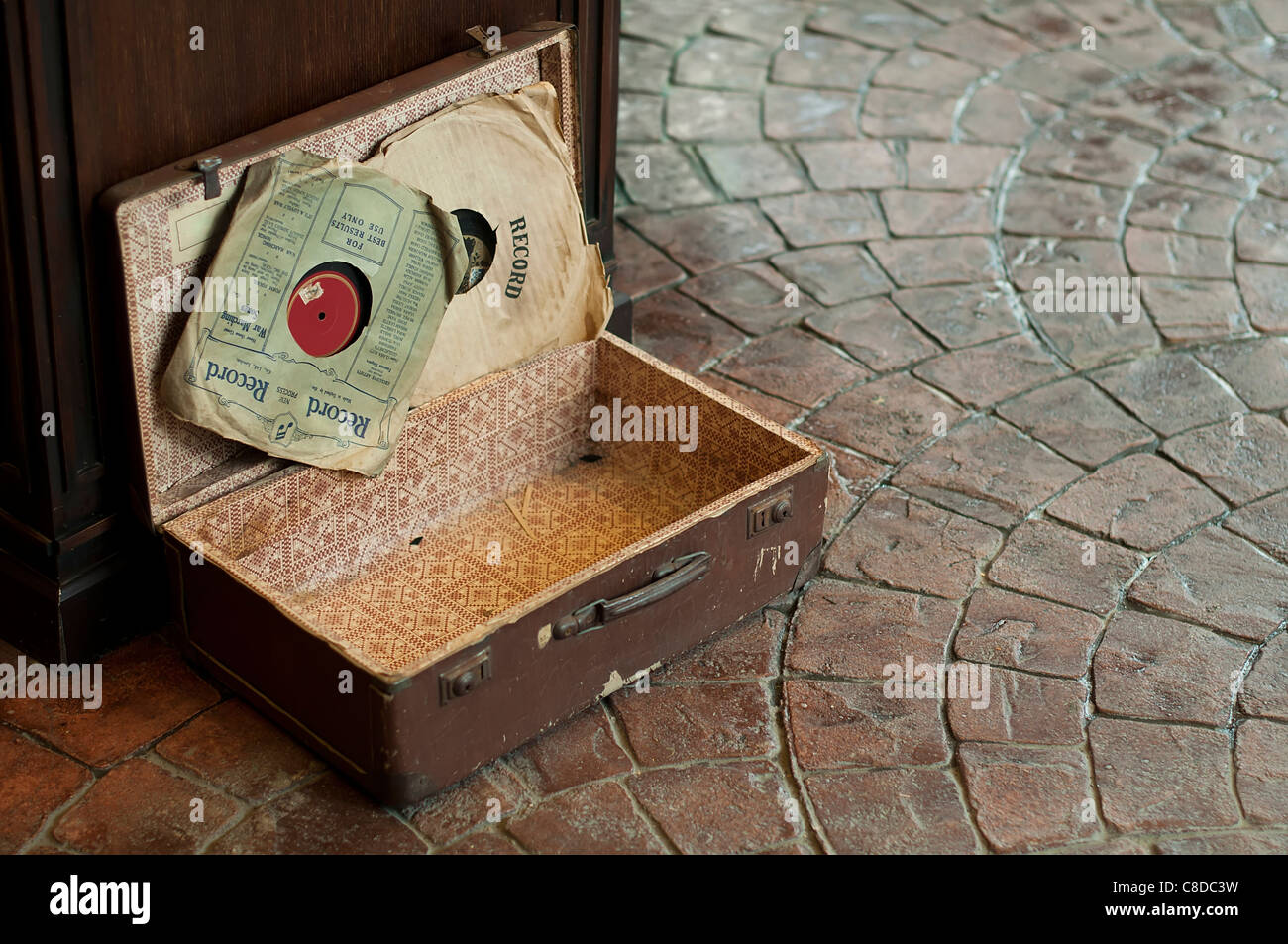 Old gramophone scratched vinyl hi-res stock photography and images - Alamy