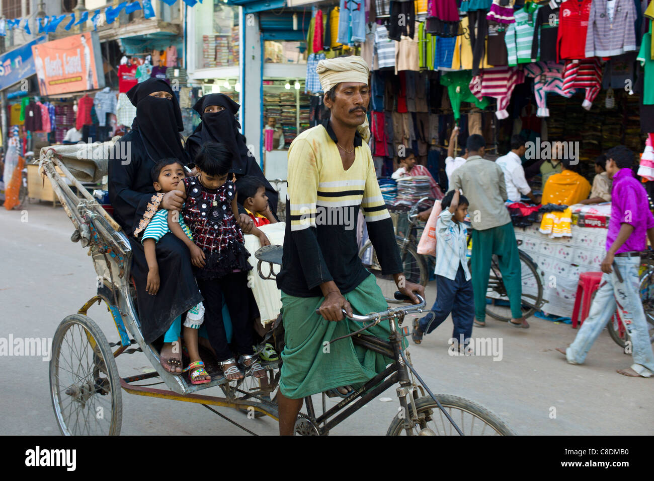 Muslim women street hi-res stock photography and images - Alamy