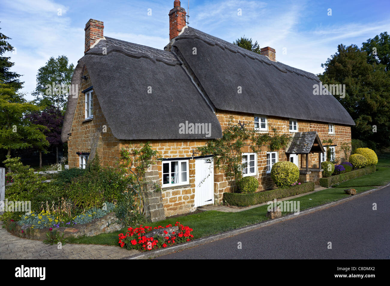 Traditional Thatched Cottage High Resolution Stock Photography and ...