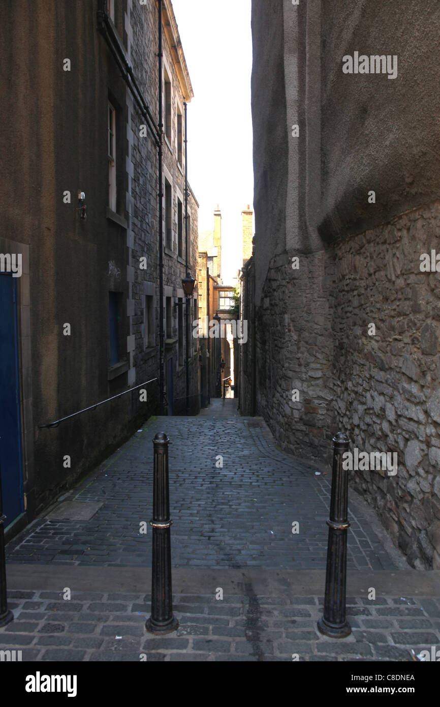 Dark alleyway uk hi-res stock photography and images - Alamy