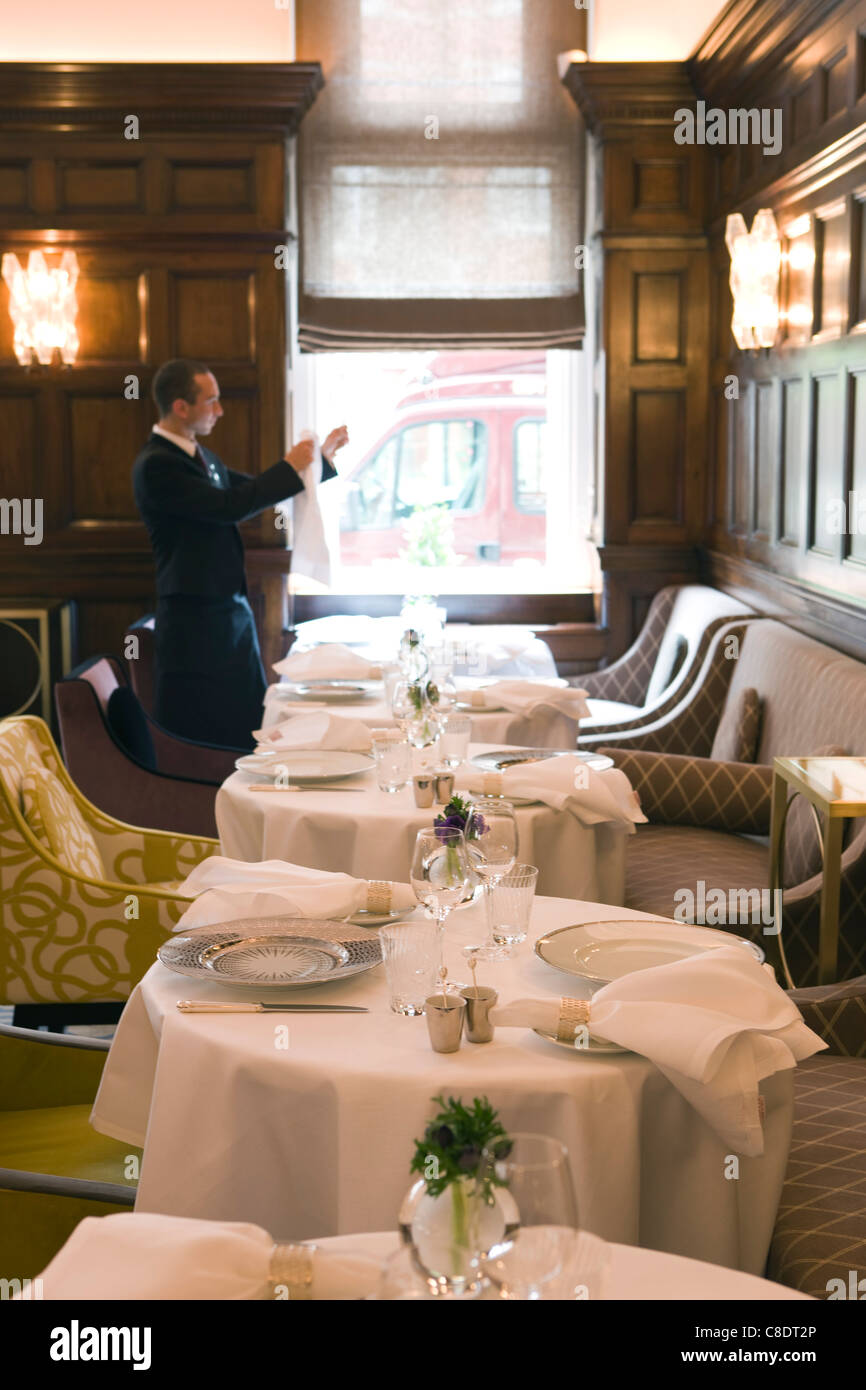 Lay tables hi-res stock photography and images - Alamy