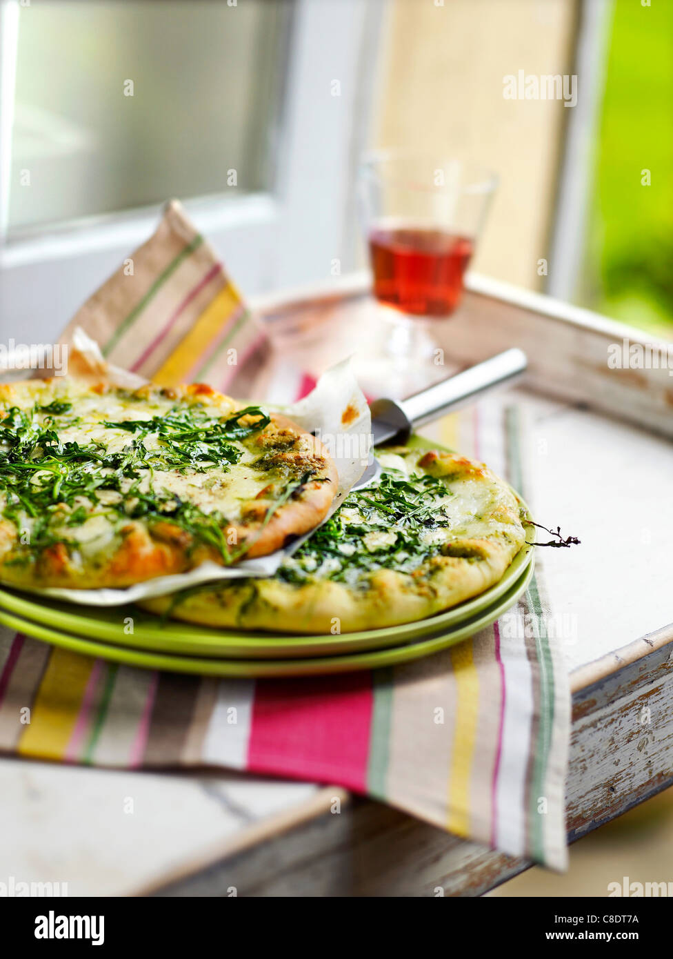 Cheese and rocket pizza Stock Photo - Alamy