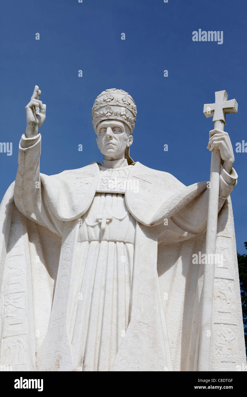 Pope Pius XII statue, Fatima, Portugal Stock Photo - Alamy