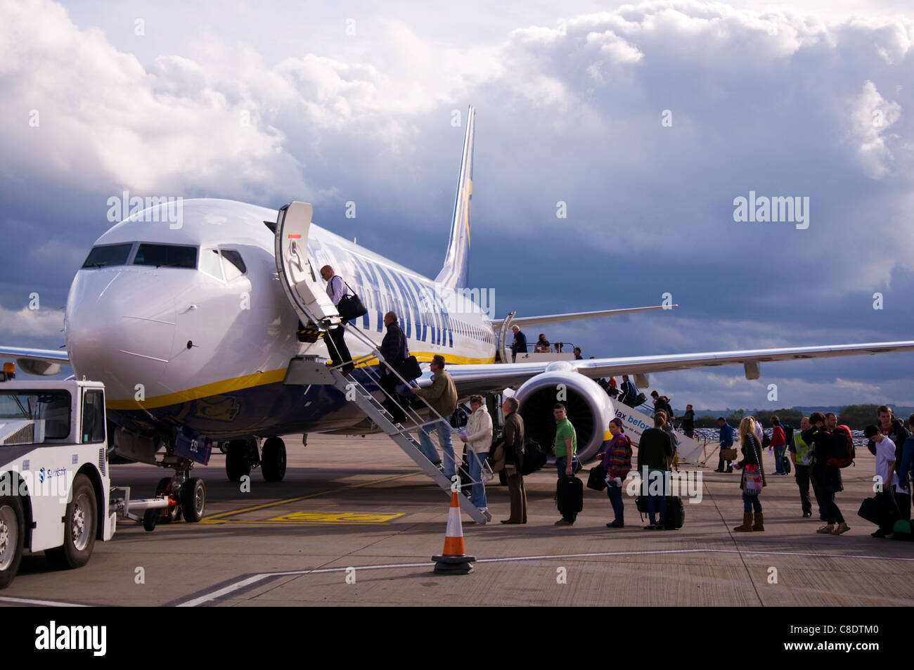 Passengers boarding a Ryanair Boeing 737-800 Stock Photo - Alamy