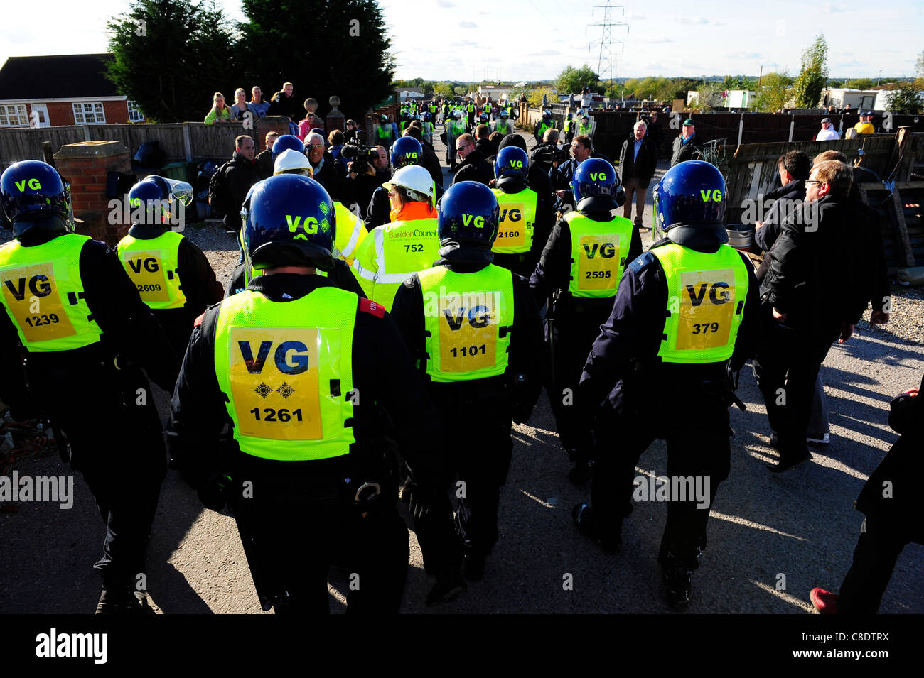 Police in riot gear tour Dale Farm in order to assess their security ...