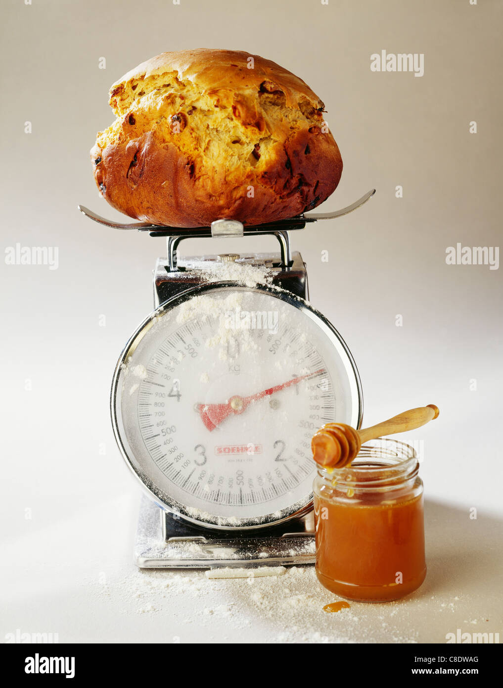 Food scales fruit cake hi-res stock photography and images - Alamy