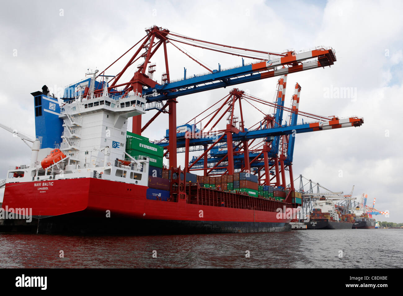 A container ship is loaded at the Container Terminal Eurogate in ...
