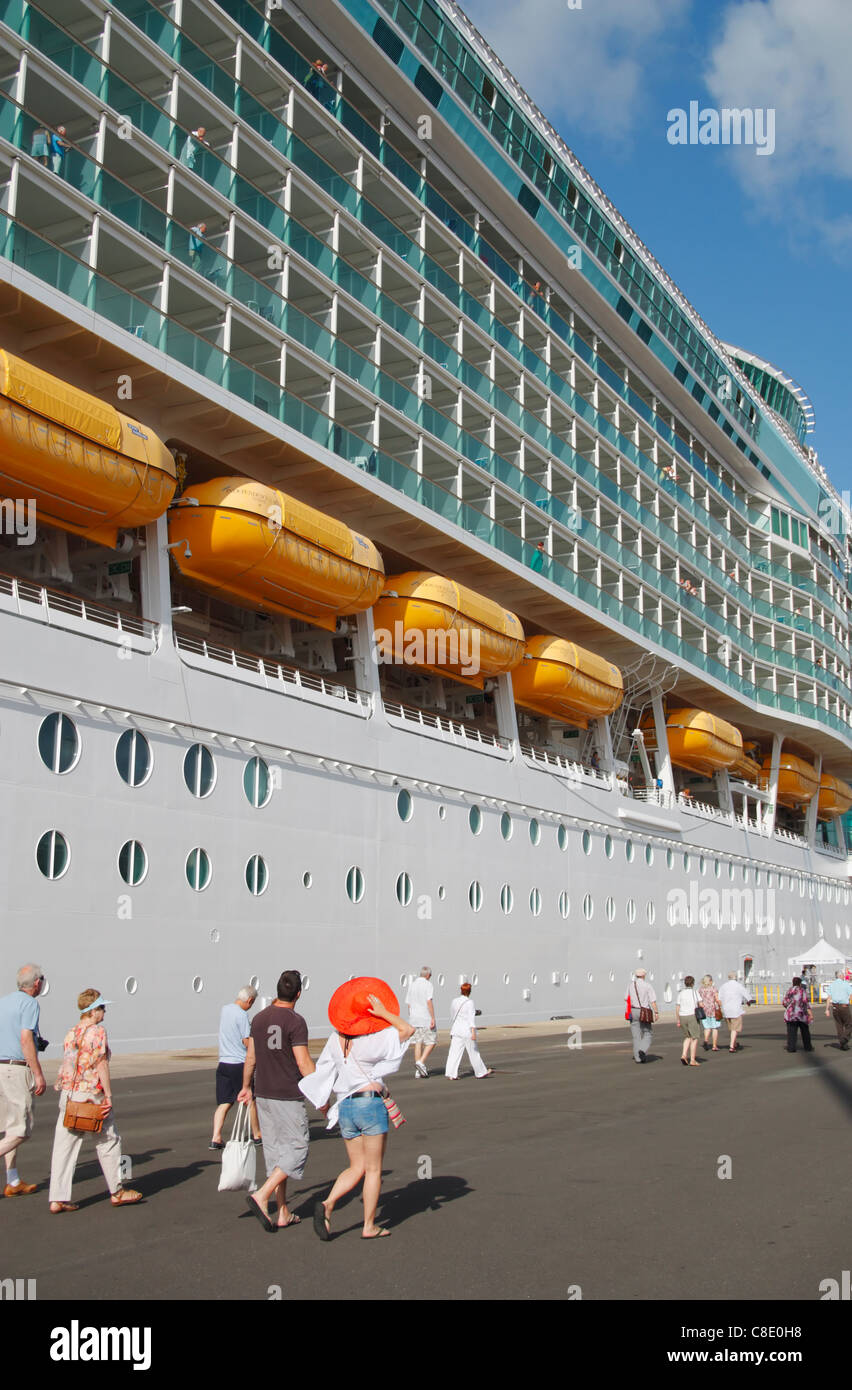 Passengers disembarking cruise hi-res stock photography and images - Alamy