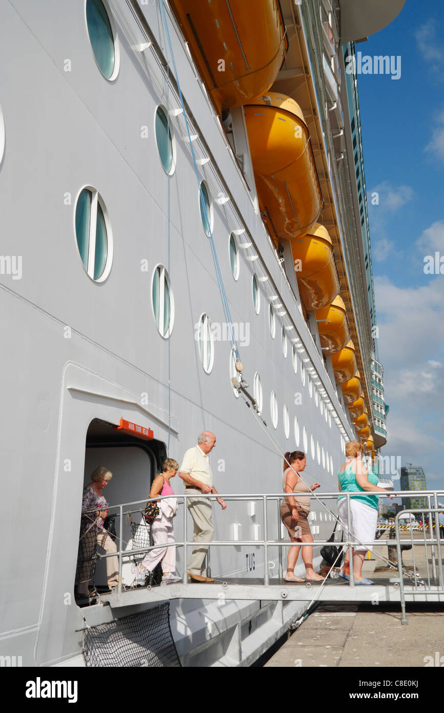 Passenger disembarking Cruise ship 'Independence of The Seas' Stock ...
