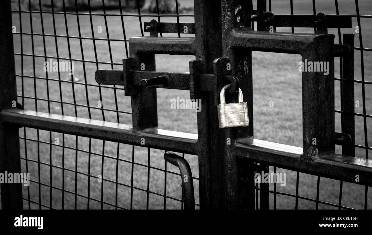 A locked gate Stock Photo - Alamy