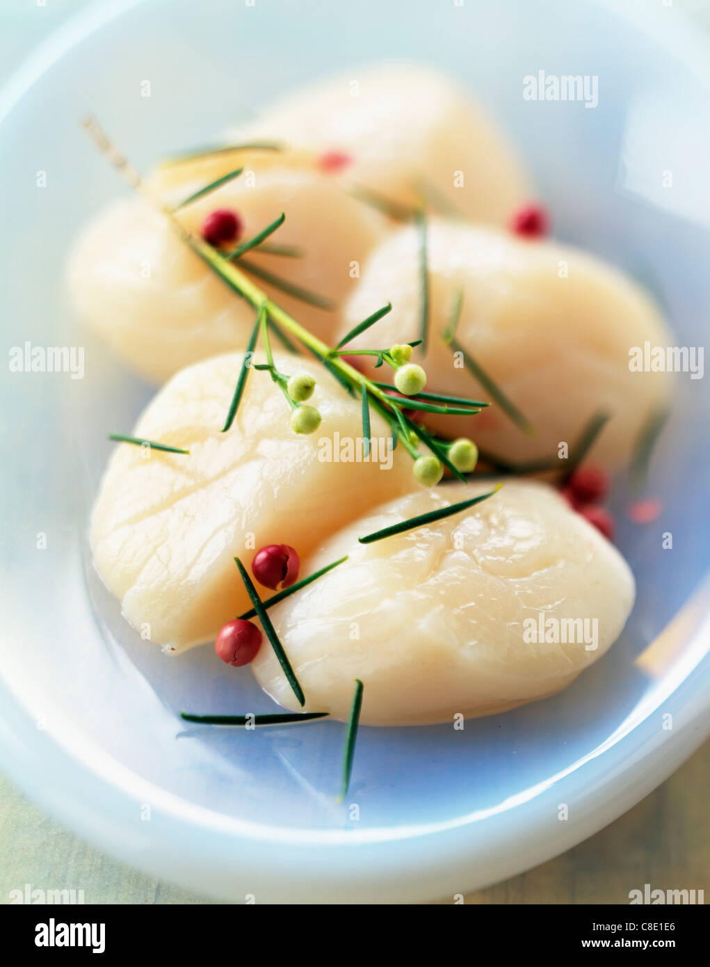 Raw scallops hi-res stock photography and images - Alamy