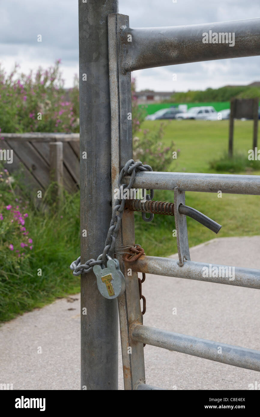Chained gate hi-res stock photography and images - Alamy