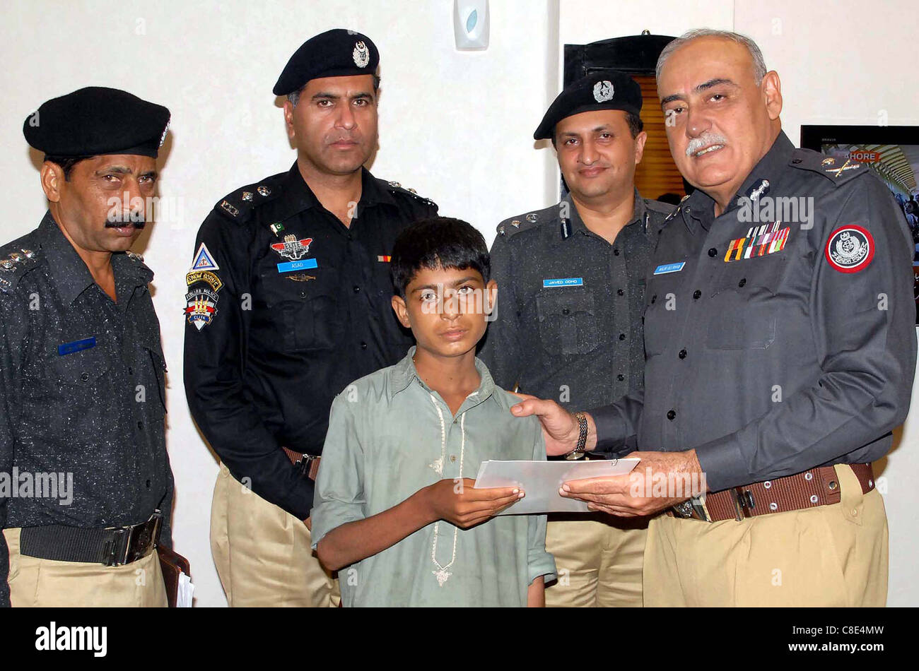 Sindh police ig wajid ali durrani gives cheque hi-res stock photography ...
