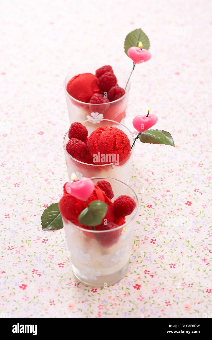 Easy to make raspberry Vacherin Stock Photo - Alamy