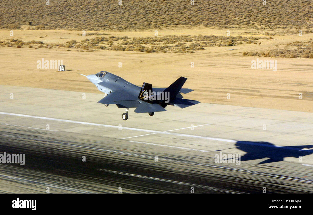 Lockheed Martin's X-35C Joint Strike Fighter touches down at Edwards ...
