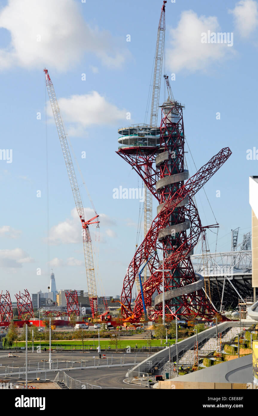 Arcelor Mittal Orbit tower in 2012 London Olympics park building ...