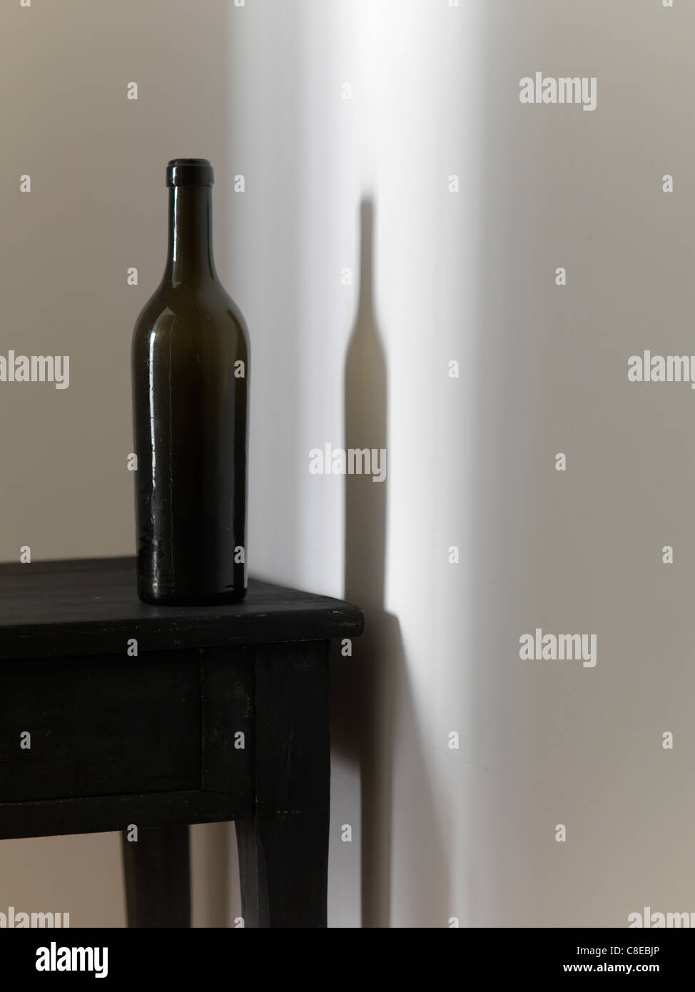 Bottle of wine with shadow Stock Photo - Alamy