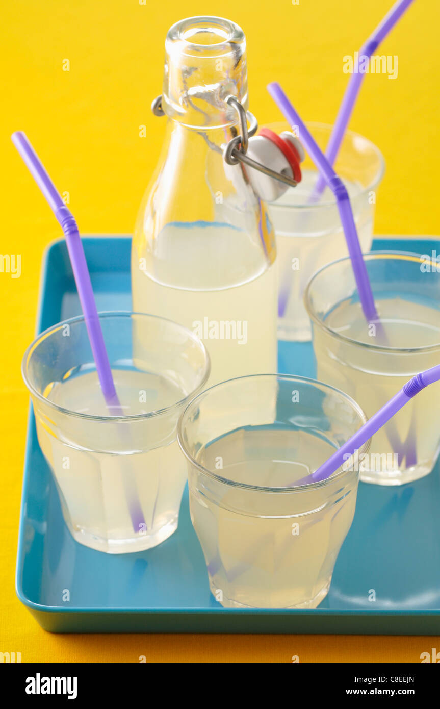 Bottle and glasses of lemonade Stock Photo - Alamy