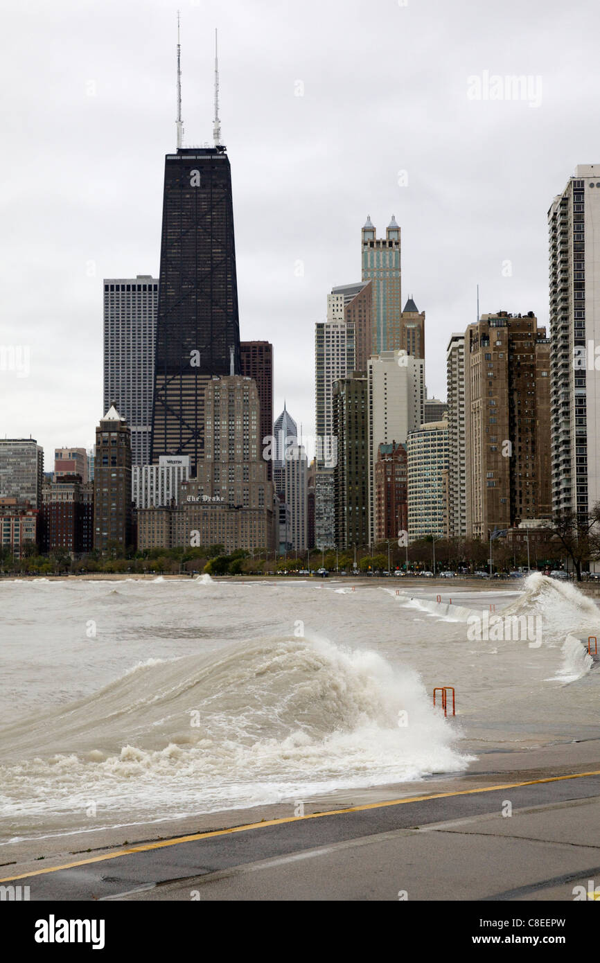 Waves on great lakes hi-res stock photography and images - Alamy