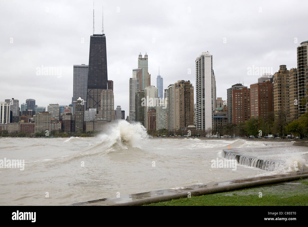 Storm driven waves on Lake Michigan. Chicago Lakefront Stock Photo - Alamy