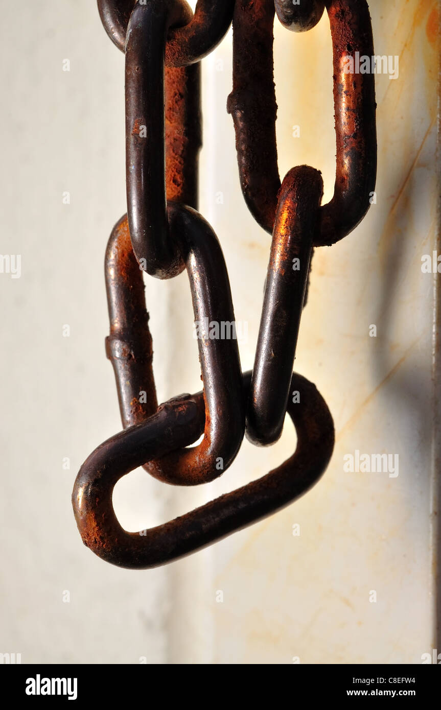 Chain loop hi-res stock photography and images - Alamy