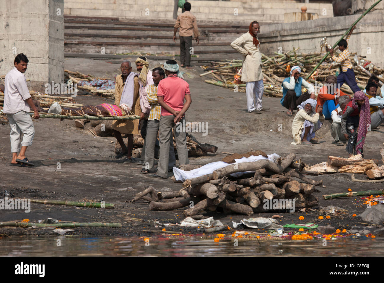 Mourners with bodies for Hindu cremation at Harishchandra Ghat ...