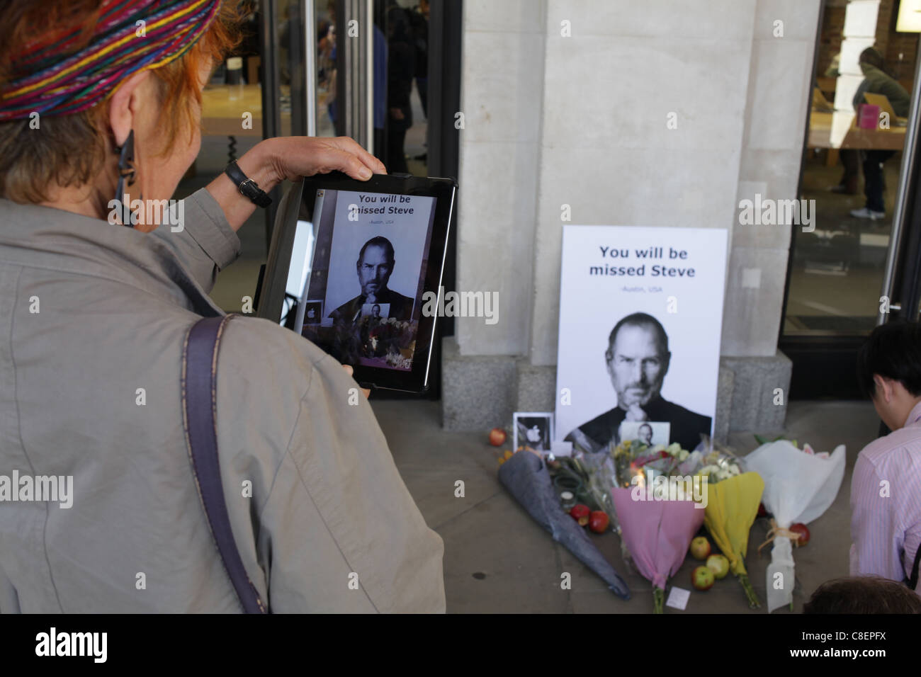 Woman takes picture of Steve Jobs' memorial with an iPad in front of ...