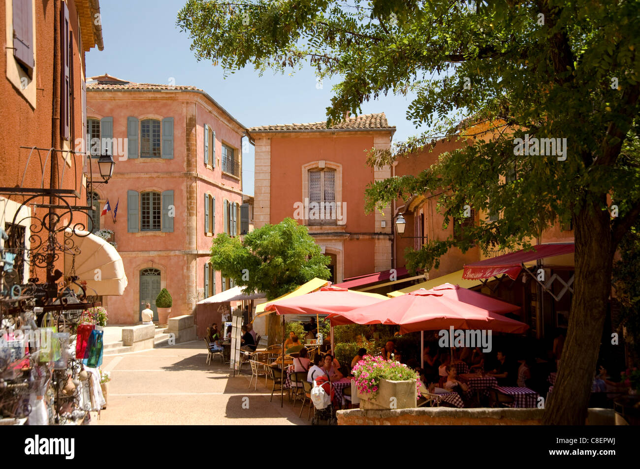The hilltop ochre coloured village of Roussillon, Vaucluse, Provence ...