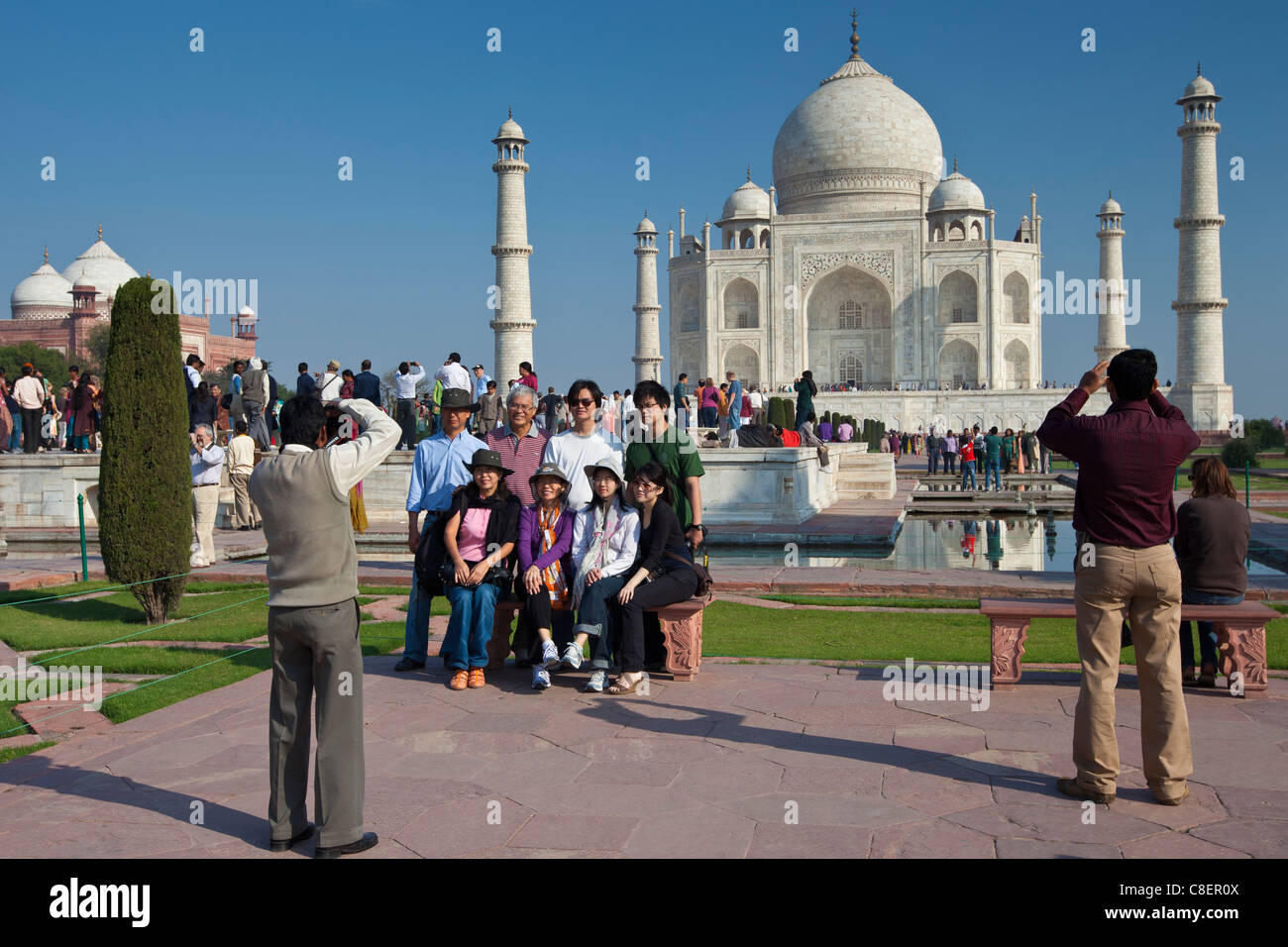 Taj mahal tourists camera hi-res stock photography and images - Alamy