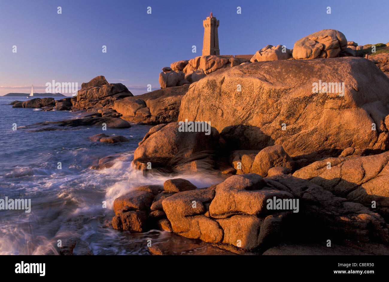 Lighthouse, Cliffs, Cote de Granite rose, Pointe de Squewel, Brittany ...